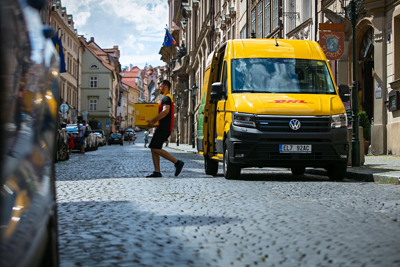VW e-Crafter rozšířil vozový park DHL Express v Praze a Brně. Pomáhá ...